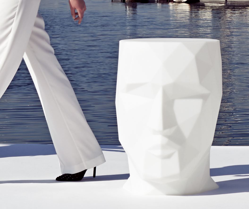 Gesichtsförmiger Außenhocker 70cm Hoch modernes Design | Hocker ADAN ...